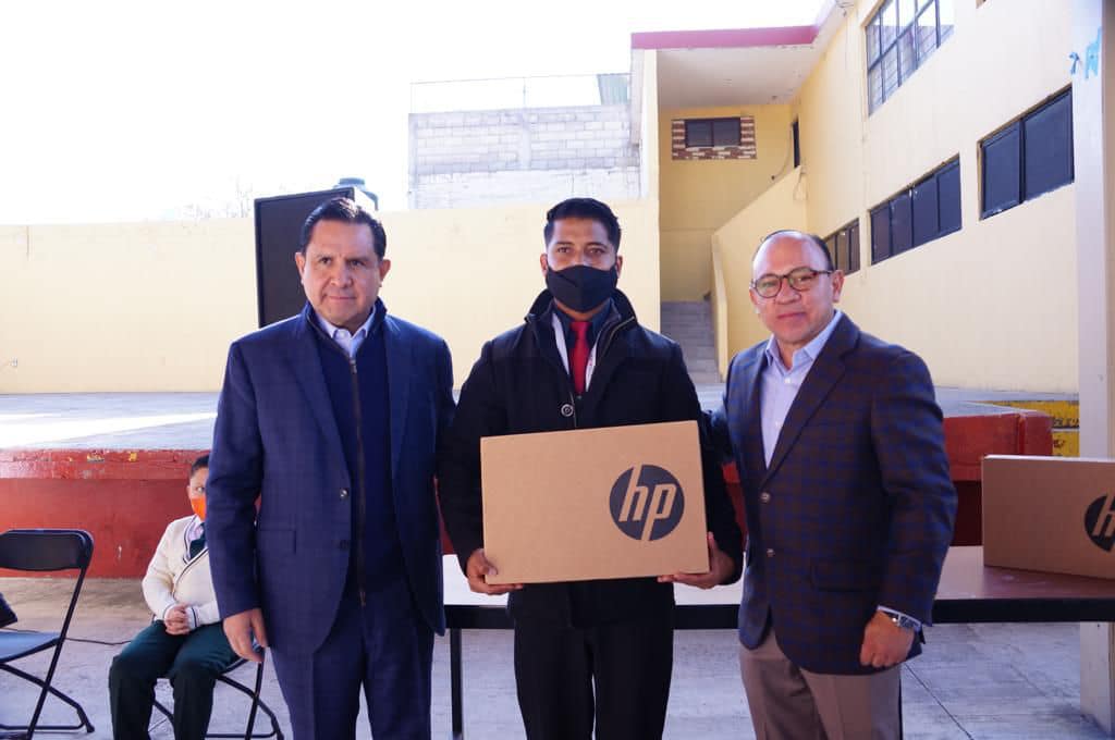 ENTREGA DE EQUIPO DE COMPUTO, 200 LAP TOPS A 20 ESCUELAS